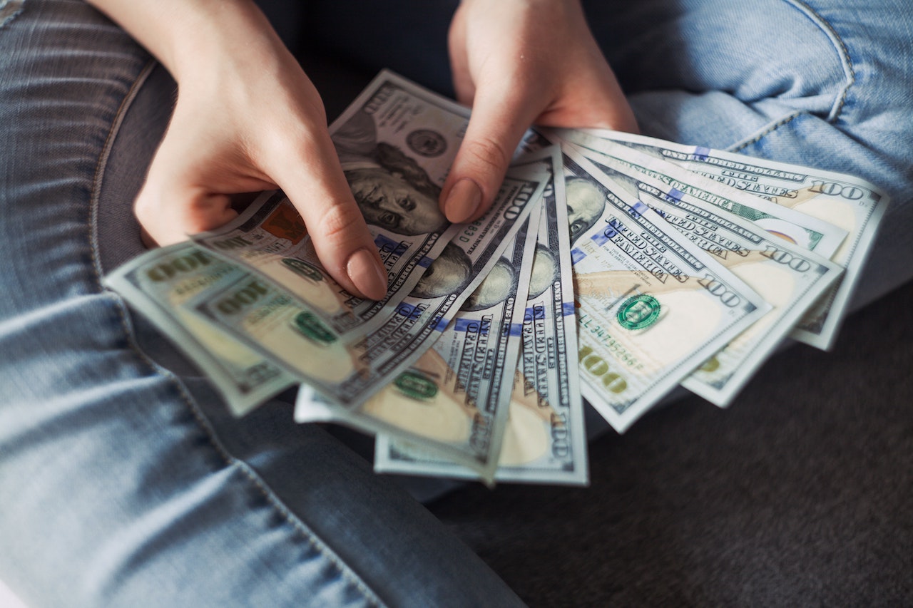 Pros And Cons Of Making A Minimum Monthly Payment On Your Online Loans 